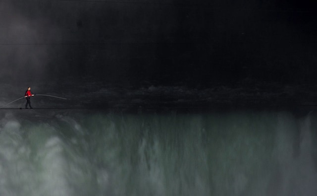 Images: Daring Nik Wallenda walks across Niagara Falls on a tightrope ...