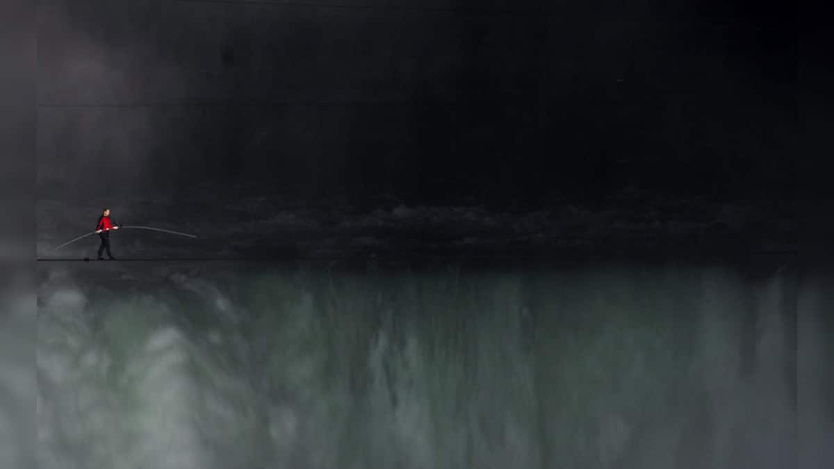 Images: Daring Nik Wallenda walks across Niagara Falls on a tightrope ...