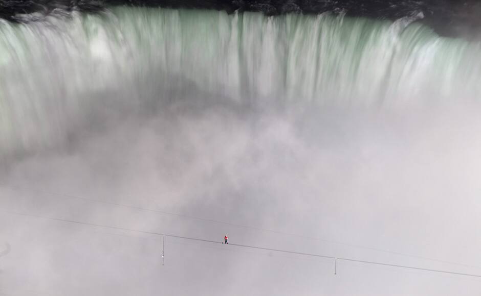 Images: Daring Nik Wallenda walks across Niagara Falls on a tightrope ...