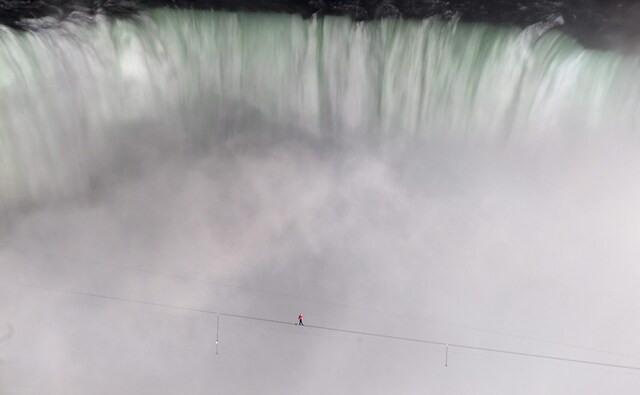 Images: Daring Nik Wallenda walks across Niagara Falls on a tightrope ...
