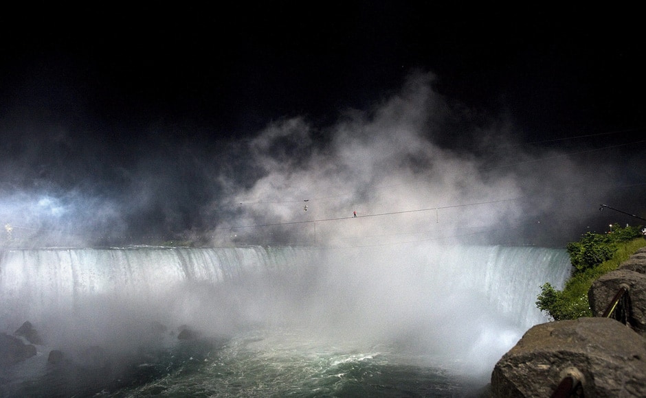 Images: Daring Nik Wallenda walks across Niagara Falls on a tightrope ...