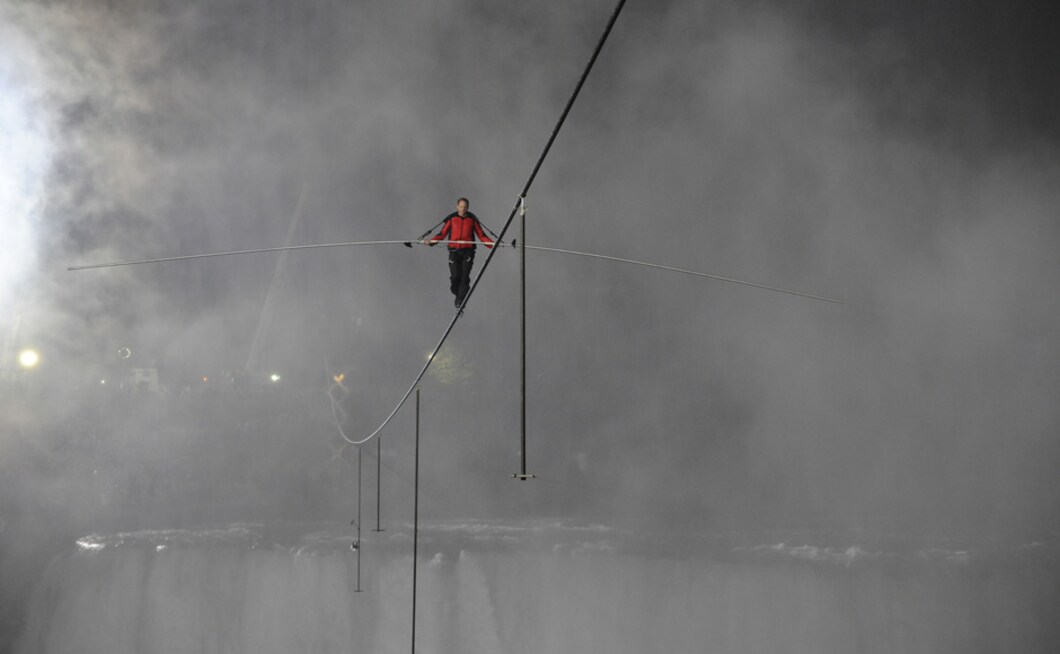 Images: Daring Nik Wallenda walks across Niagara Falls on a tightrope
