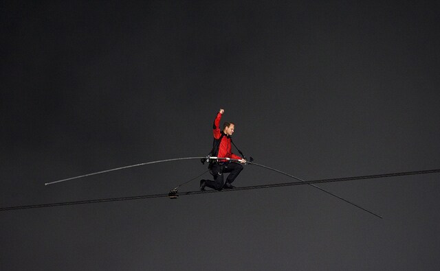 Images: Daring Nik Wallenda walks across Niagara Falls on a tightrope ...