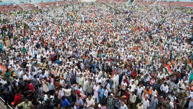 Images: Crowd swells as Ramdev breaks fast – Firstpost