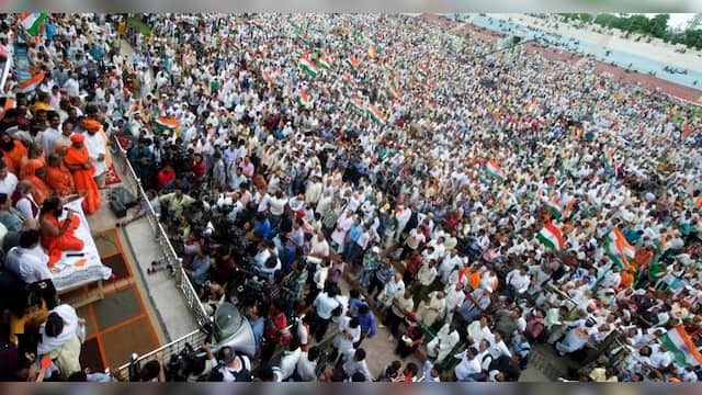Images: Crowd swells as Ramdev breaks fast – Firstpost