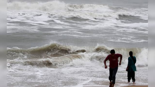 Images: Chennai braces for Cyclone Nilam – Firstpost