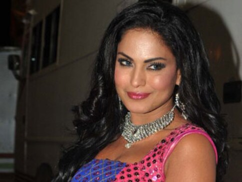 Veena Malik's 'ISI' pic in Indian magazine causes furore in Pak-India ...