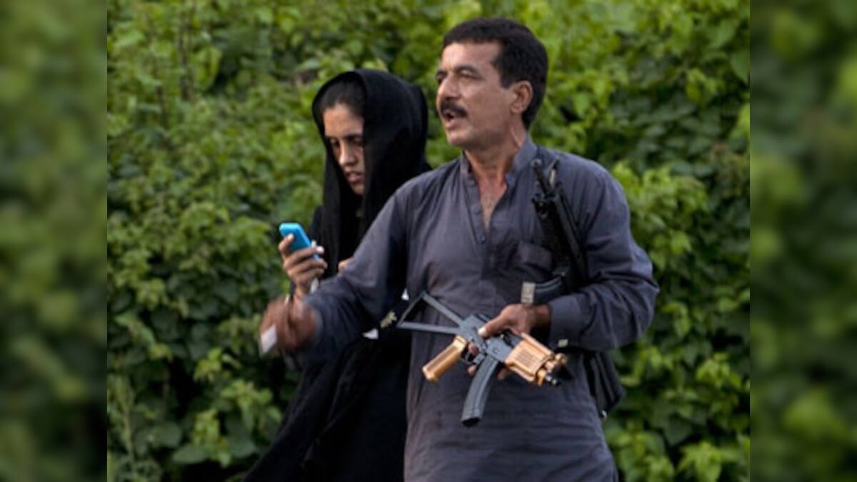 Pakistan: Gun-toting man arrested alive after six-hour ordeal – Firstpost