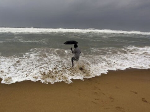 Iconic Gopalpur lighthouse stands up to Cyclone Phailin-India News ...