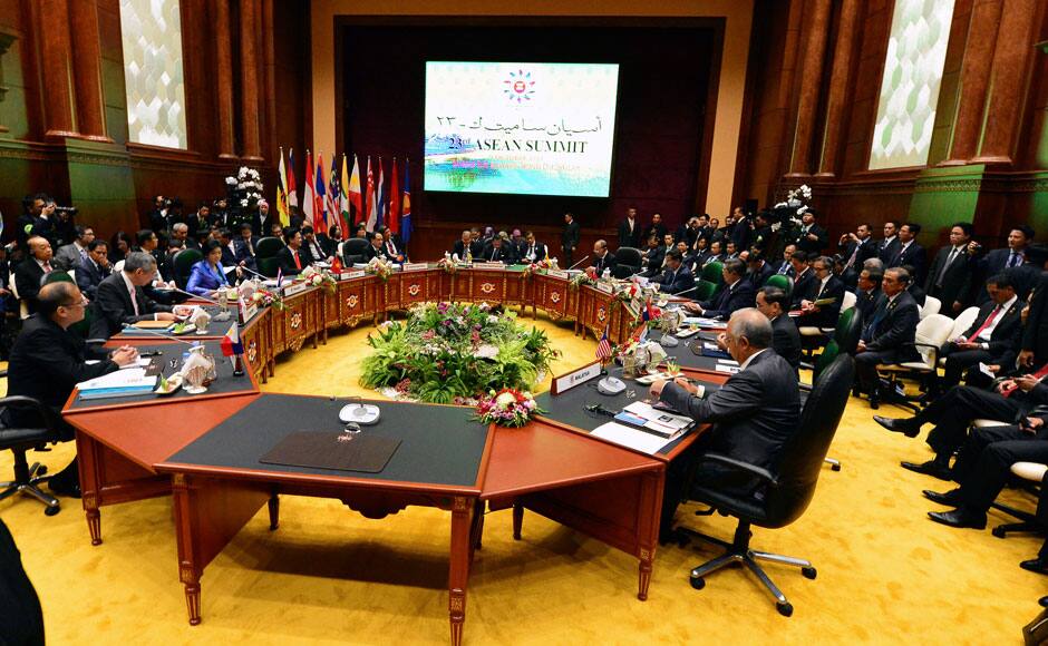 Photos: Manmohan Singh goes for pink at this year's ASEAN Summit ...