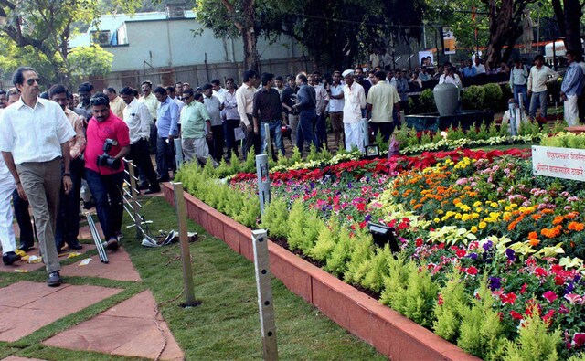 Photos: Family rift on display at Bal Thackeray's first death ...