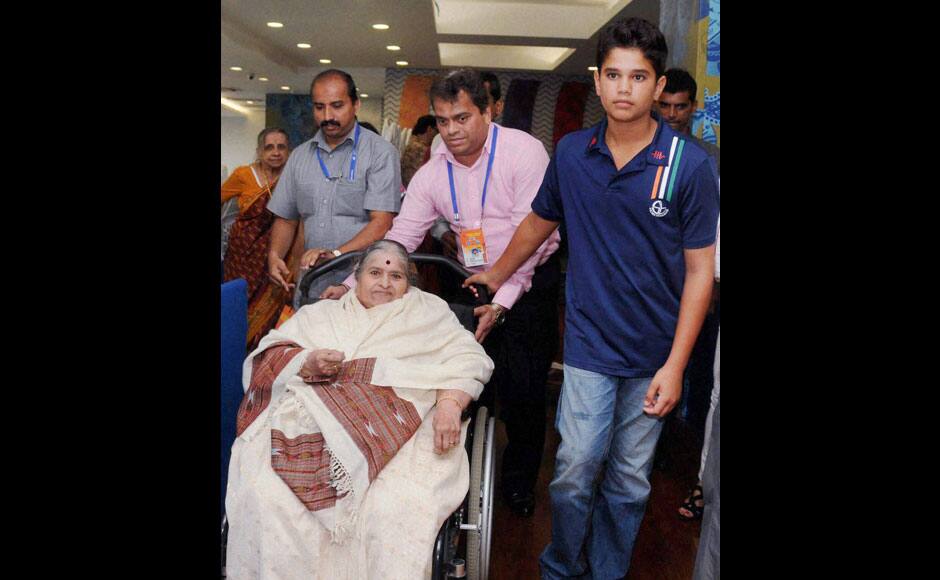 Photos: Sachin's mother, coach Ramakant watch him play last match ...