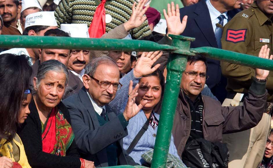 Photos: Massive crowds cheer as Kejriwal is sworn in as Delhi CM ...