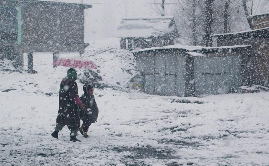 Images: It's snowing in Kashmir - Photos News , Firstpost
