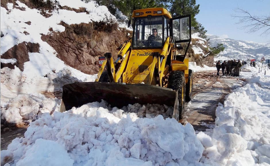 Photos: Fresh snowfall in Kashmir Valley; temperature drops further ...