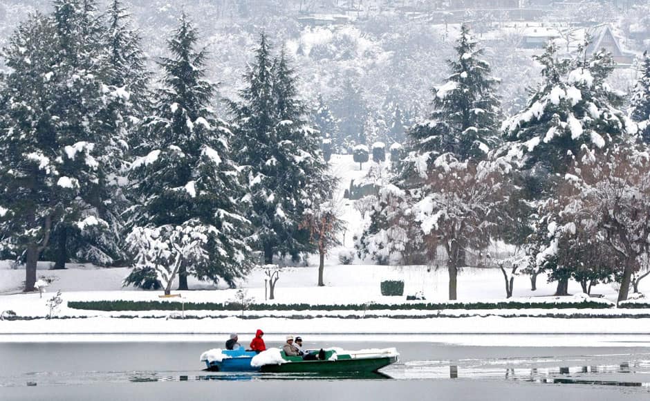Photos: Fresh snowfall in Kashmir Valley; temperature drops further ...