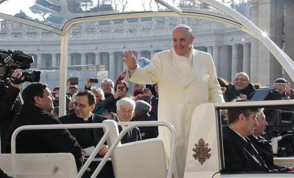 Priest hitches ride on popemobile during papal audience – Firstpost