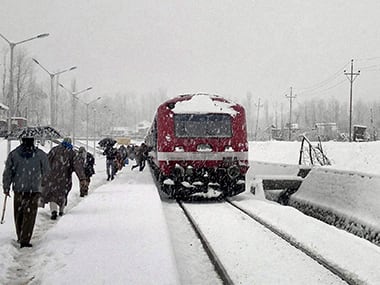 Kashmir Valley: Heavy snowfall shuts down city, hits power, water ...