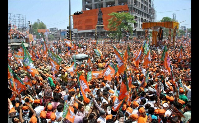 Crowd roots for Narendra Modi as he files nomination in Varanasi ...