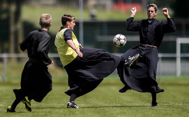 Photos: Yemeni children to Swiss priests, everyone has football fever ...
