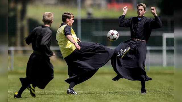Photos: Yemeni children to Swiss priests, everyone has football fever ...