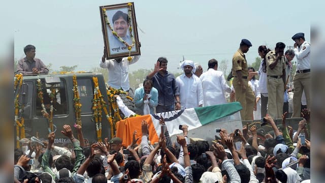 Photos: Lakhs gather to bid final goodbye to Gopinath Munde – Firstpost