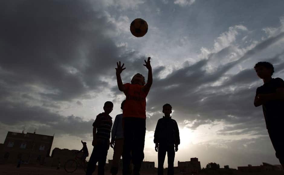 Photos: Yemeni children to Swiss priests, everyone has football fever ...