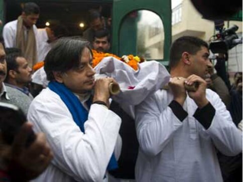 Sunanda Pushkar's death: What Shashi Tharoor told AIIMS-Politics News ...