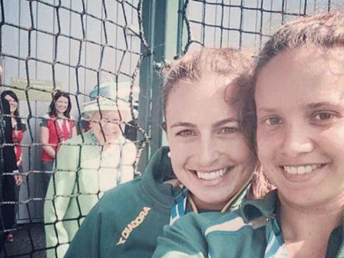 Queen Elizabeth II pulls off an epic photobomb at Commonwealth Games ...
