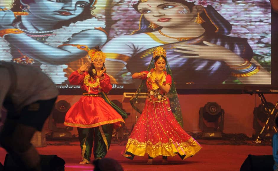 Rani promotes Mardaani, Ajay pitches Singham Returns at Dahi Handi ...