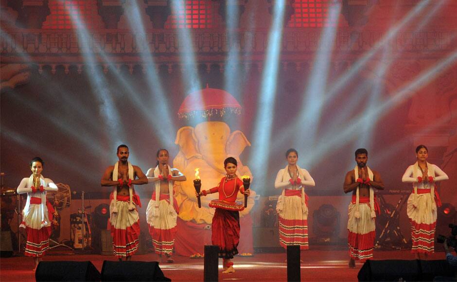 Rani promotes Mardaani, Ajay pitches Singham Returns at Dahi Handi ...