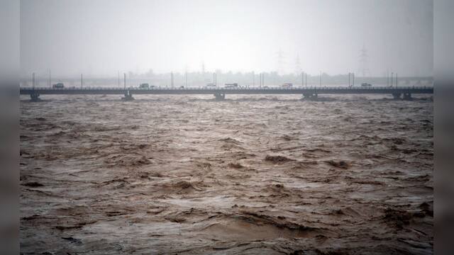 Photos: Cities turn to rivers as floods wreak havoc in J&K – Firstpost