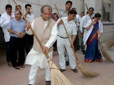 Govt officials to pledge 100 hour per year towards cleanliness – Firstpost