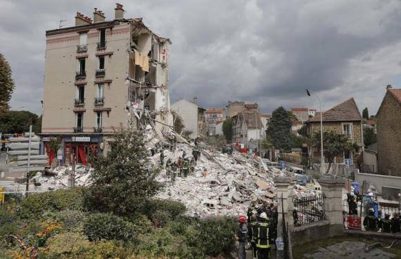 Explosion fells building outside Paris, killing at least 2-World News ...