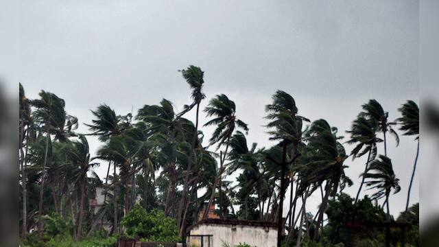 Photos: Visakhapatnam worst-hit as Cyclone Hudhud hits Andhra, Odisha ...