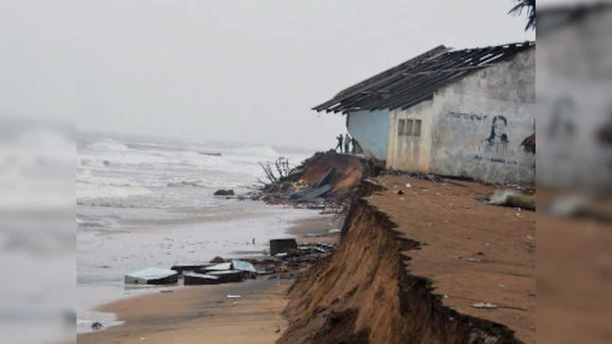 Eight dead as cyclone Hudhud pounds Andhra Pradesh, Odisha – Firstpost