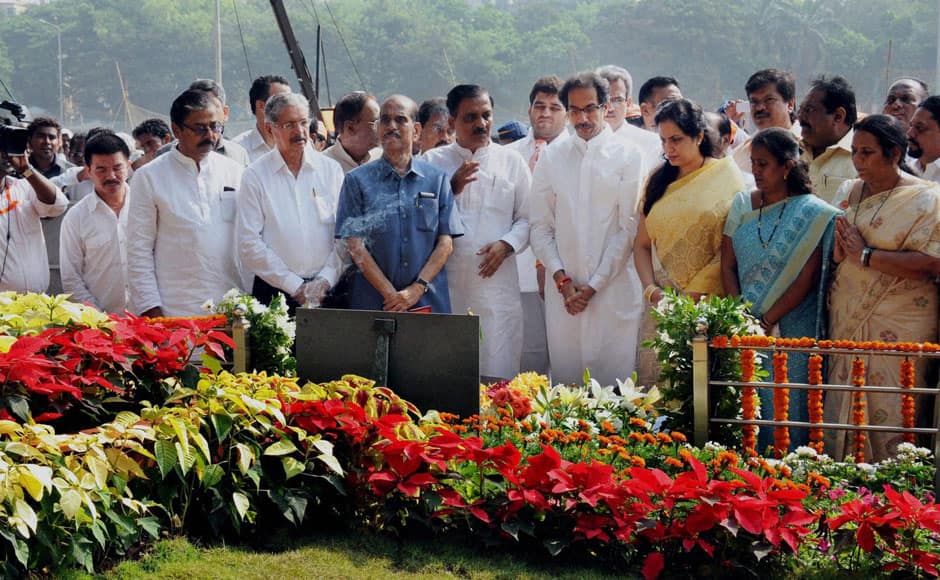 Raj, Uddhav come together on Bal Thackeray's 2nd death anniversary ...