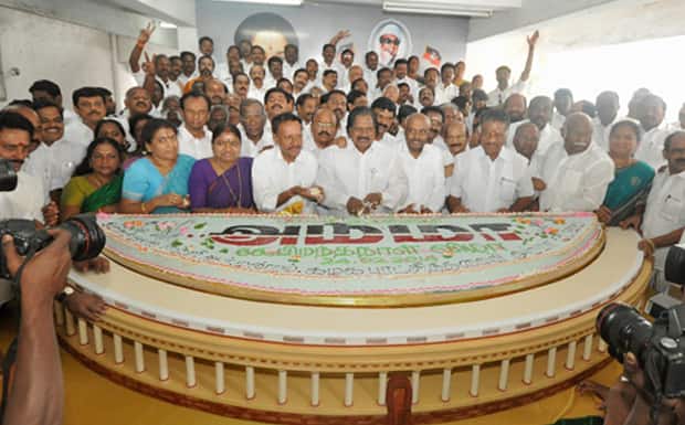 Mulayam Singh to get a 75 ft cake: A look at politicians at their ...