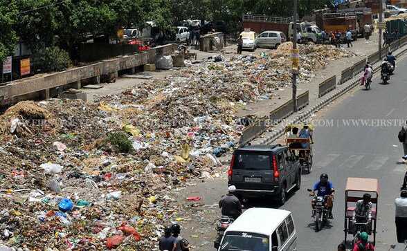 Delhi streets overflow with garbage as Rahul Gandhi meets striking ...