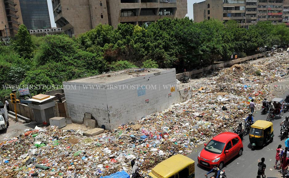 Delhi streets overflow with garbage as Rahul Gandhi meets striking ...