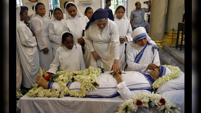 Admirers flock to bid Mother Teresa's successor, sister Nirmala Joshi ...