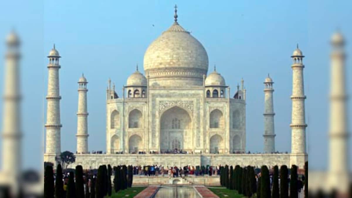 Bajrang Dal women's wing activists perform aarti at Taj Mahal to ...