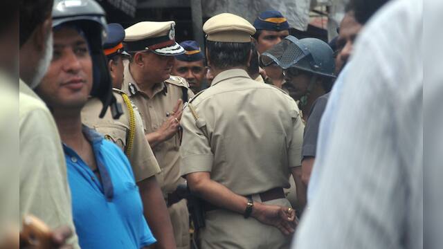 Crowds gather as Yakub Memon's body brought back to Mumbai for final ...