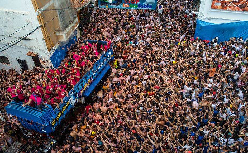 La Tomatina festival: Revelers hurl tomatoes at the annual festival in ...