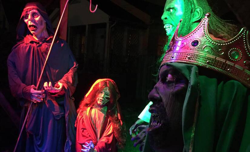 'Tis the season to be zombie? US couple puts up a zombies Christmas ...