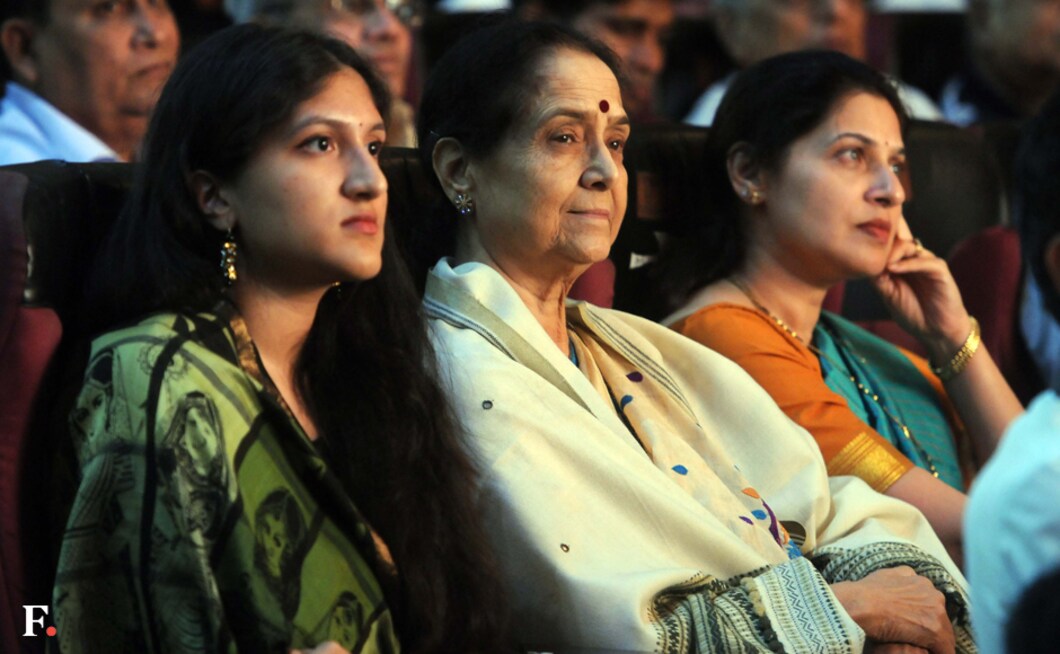 Amid BJP-Sena tussle, Fadnavis and Thackeray share stage during Manohar ...