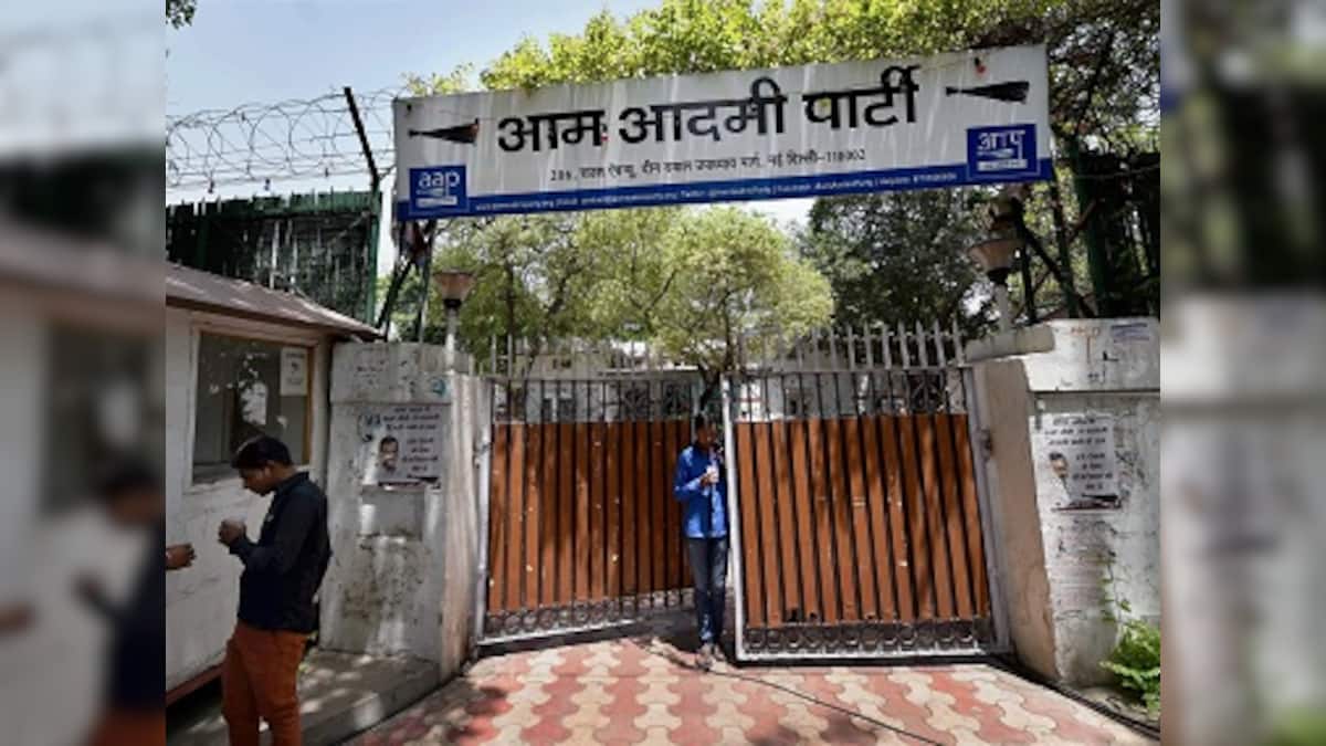 AAP plagued by infighting, resignations, as heavy MCD election defeat ...