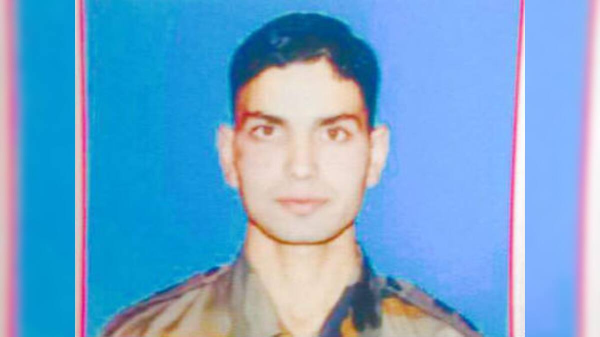 Army officer Ummer Fayaz killed in Kashmir: Hundreds gather at India ...