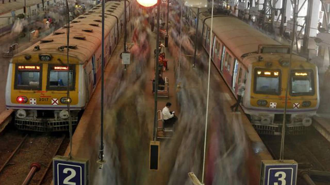 Mangala Express derails at Kalyan, Central Railway services affected in ...