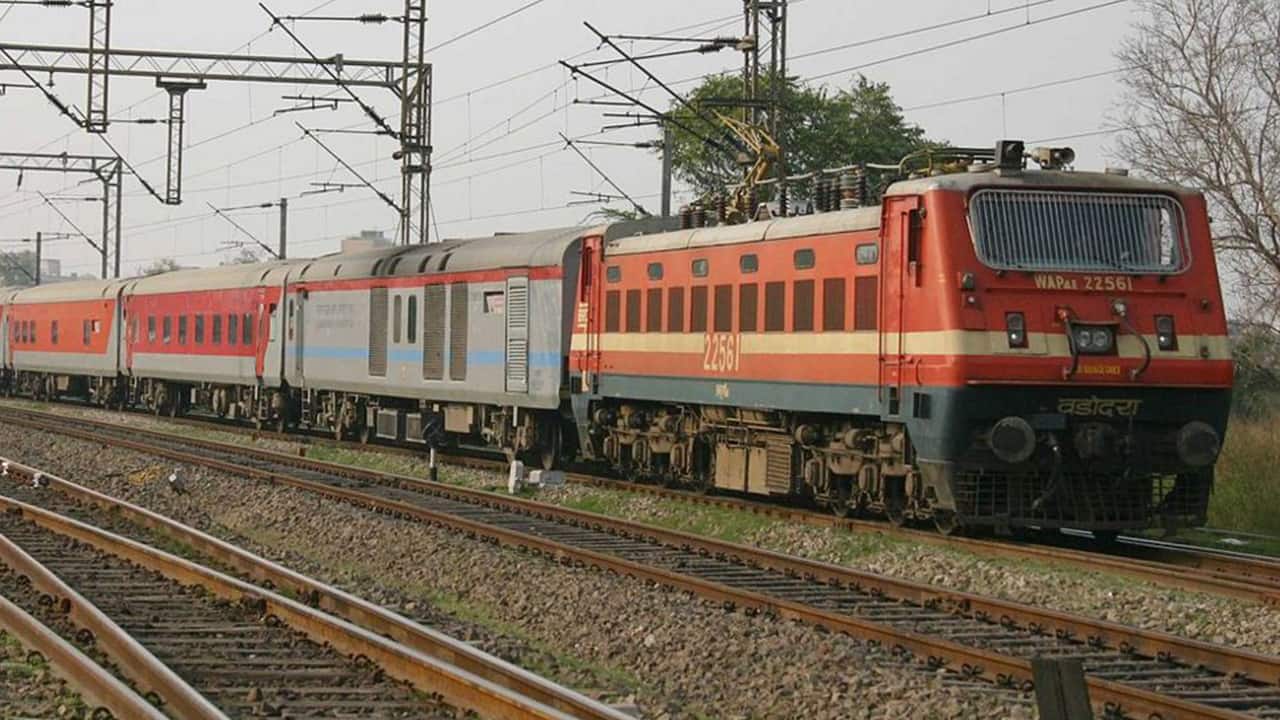 Jammu Tawi Rajdhani Express coach derails at New Delhi railway station ...